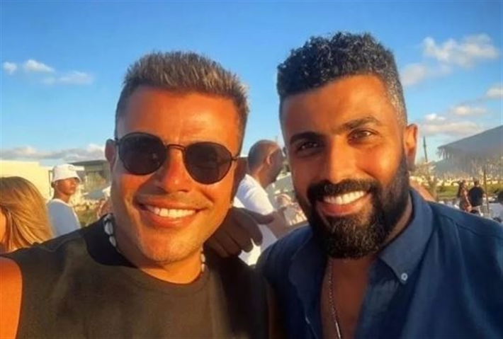 محمد سامي ينشر صورته مع عمرو دياب أصغر مني بـ42 سنة خبر في الفن