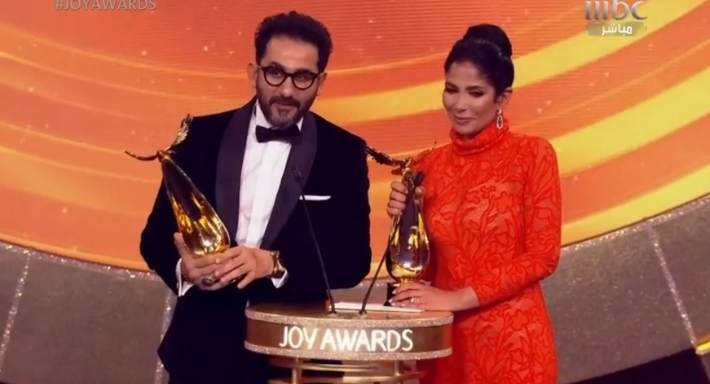 أحمد حلمي ومنى زكي يتفاجآن بجائزة مشتركة في Joy Awards .. تعرف عليها | خبر | في الفن